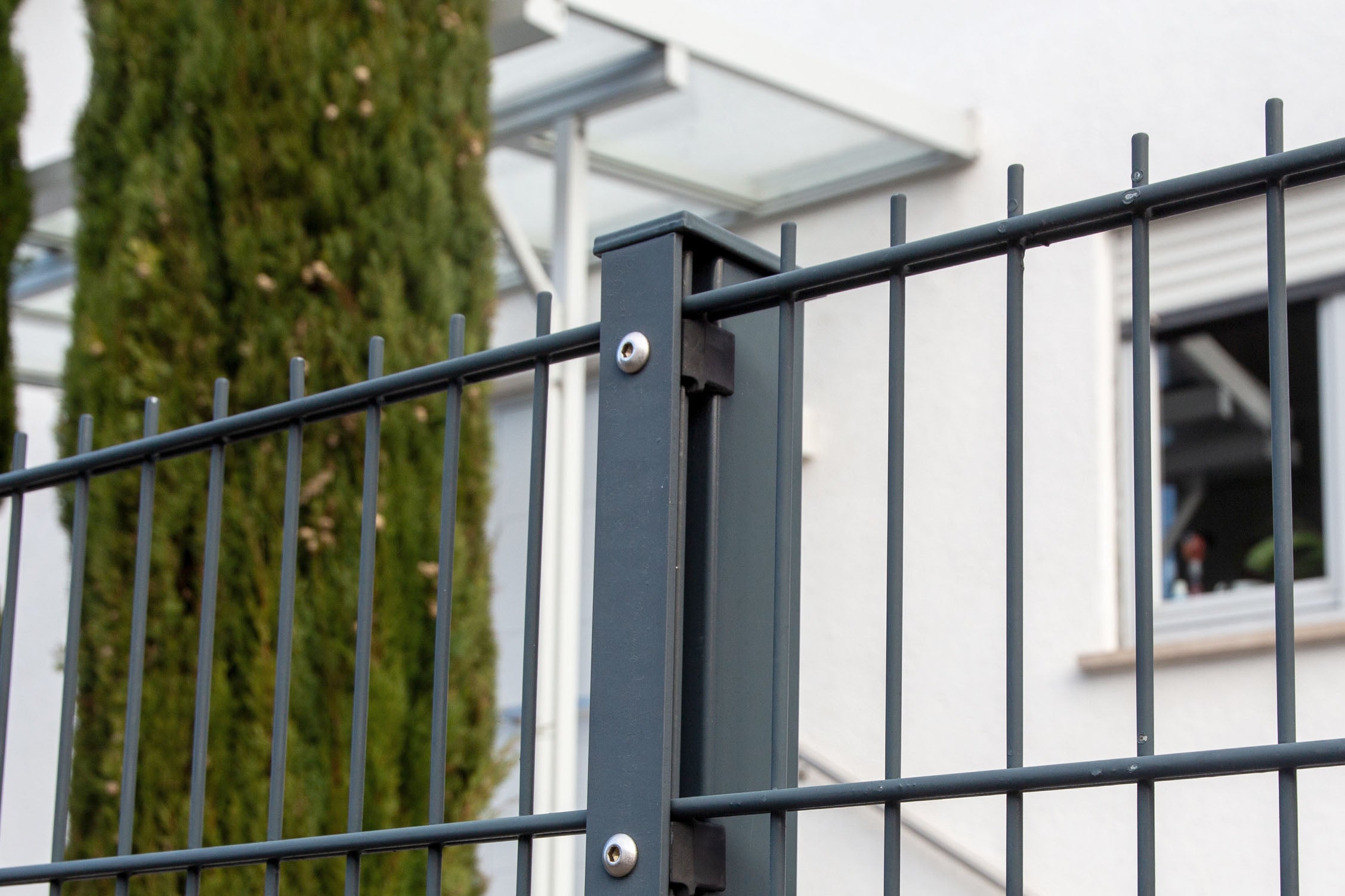 Doppelstabmattenzaun Pfosten und Eckpfosten – GartenzaunDirekt.de